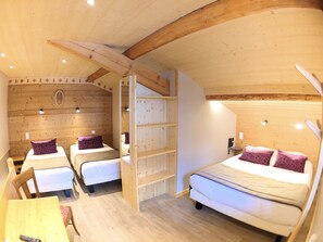 Quarto Quádruplo, não fumadores | Camas de colchão Select Comfort, secretária, quartos insonorizados 