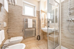 Quarto casal standard | Banheiro | Chuveiro, secador de cabelo, bidê, toalhas de banho