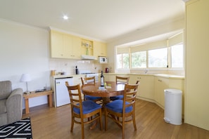 Casa de Campo, 1 quarto | Cozinha privada | Um frigorífico/congelador grande, um micro-ondas, uma placa de cozinha 