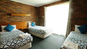 Quarto Familiar, 2 quartos | Secretária, cortinas/cortinados opacos, ferro/tábua de engomar