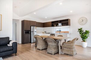 Executive Villa, 3 Bedrooms 'Pet Friendly' | Cozinha privada | Chaleira elétrica