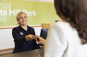 Uma receção de hotel com o letreiro 