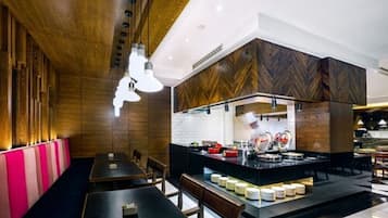 Almoços e jantares servidos, incluindo cozinha japonesa