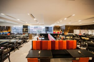 Almoços e jantares servidos, incluindo cozinha japonesa 