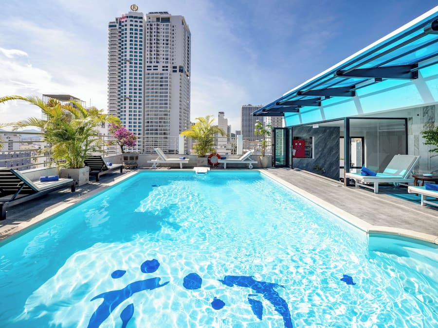 Piscina exterior, uma piscina no terraço, guarda-sóis, espreguiçadeiras
