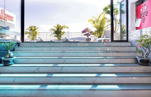 Piscina exterior, uma piscina no terraço, guarda-sóis, espreguiçadeiras 