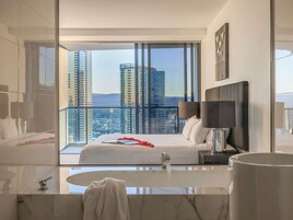 Quarto, 3 quartos (Sky Home) | Frigobar, cofres nos quartos, escrivaninha, cortinas blackout
