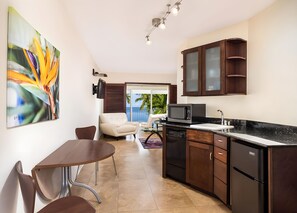 Aquamarina Deluxe Sea View Suite | Cozinha privada | Geladeira, micro-ondas, lava-louças, cafeteira/chaleira