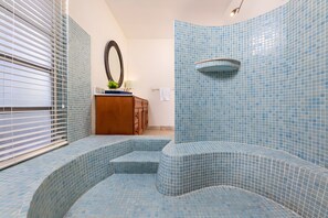 Royale Deluxe Sea View Suite | Banheiro | Chuveiro, produtos de toalete grátis, secador de cabelo 
