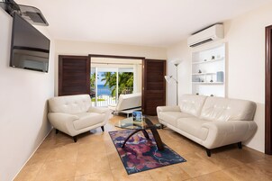 Aquamarina Deluxe Sea View Suite | Área de estar | TV de tela plana 35 polegadas com canais via satélite, TV