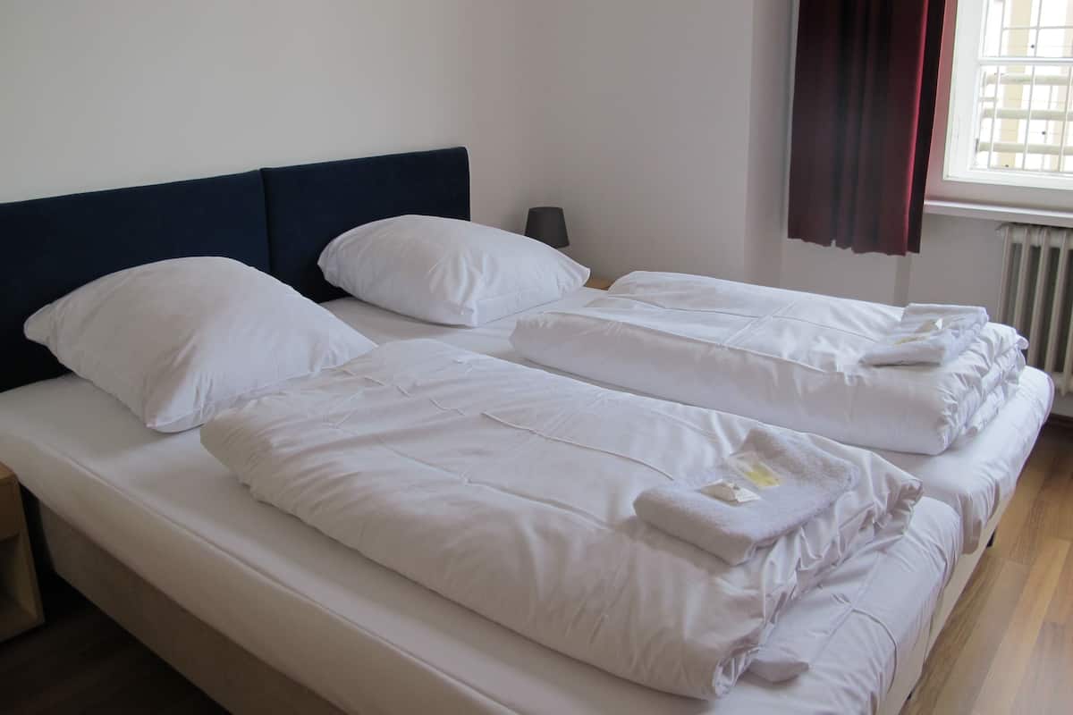 Quarto casal | Roupas de cama antialérgicas, cofres nos quartos, cortinas blackout