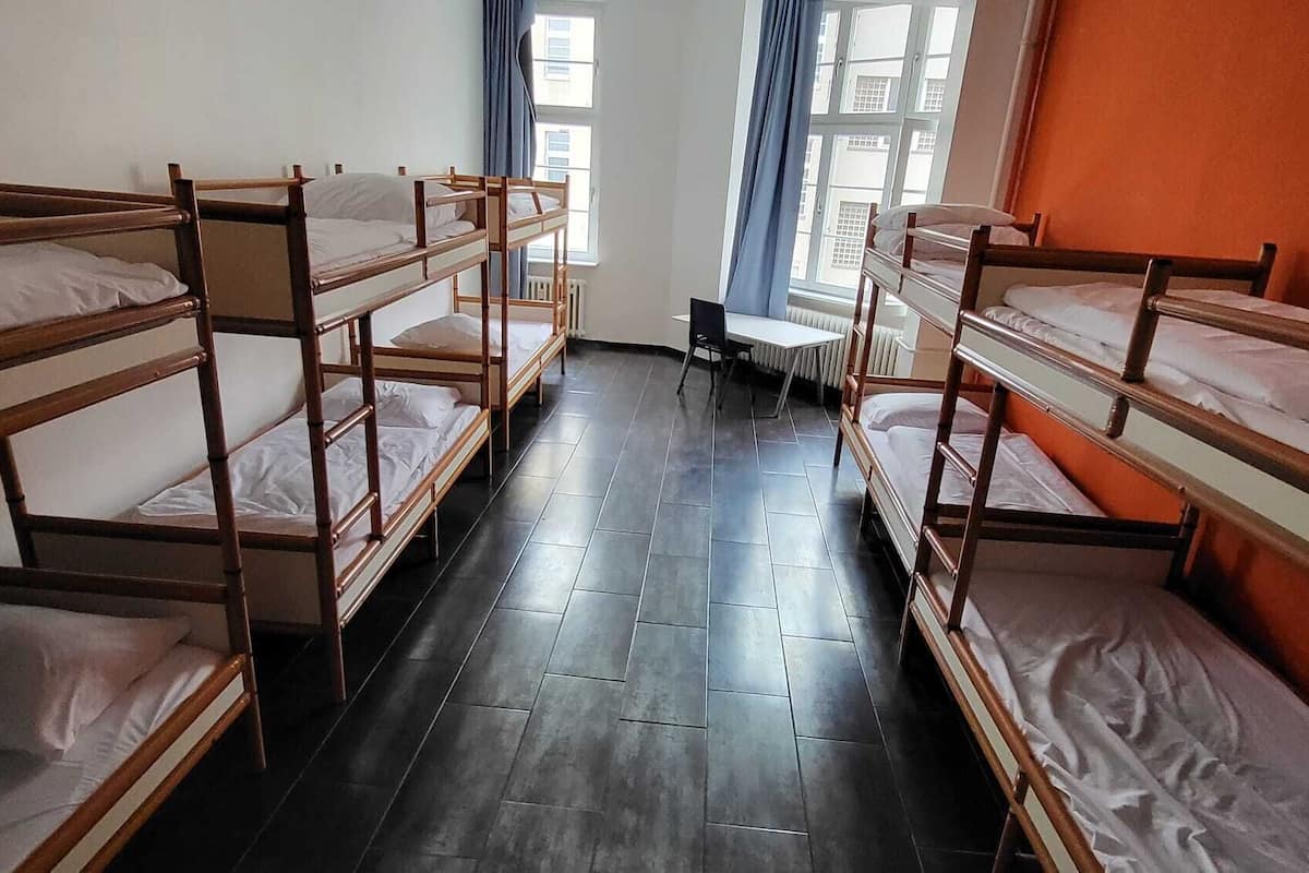 Roupas de cama antialérgicas, cofres nos quartos, cortinas blackout