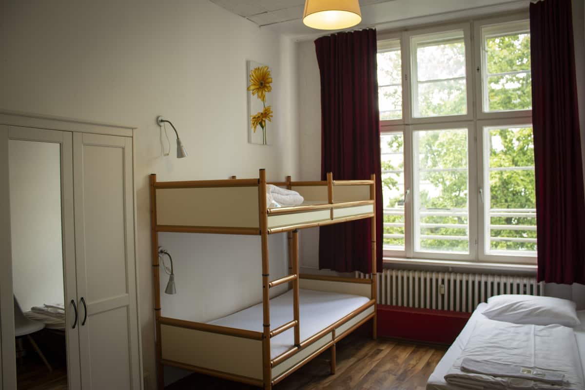Quarto triplo | Roupas de cama antialérgicas, cofres nos quartos, cortinas blackout