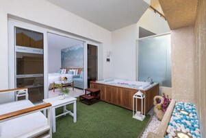 Suite with Hot Tub | Roupas de cama premium, frigobar, cofres nos quartos