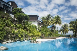 Piscina exterior, guarda-sóis, espreguiçadeiras 