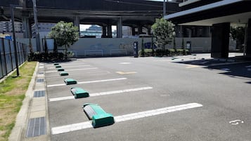 Estacionamento sem manobrista (sujeito a cobrança): JPY 1500 por diária