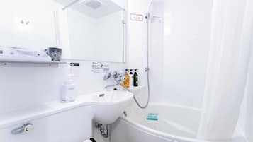 Casa de banho moderna com lavatório branco, espelho e chuveiro. Artigos de higiene pessoal estão no balcão e um sinal incentiva a poupança de água.