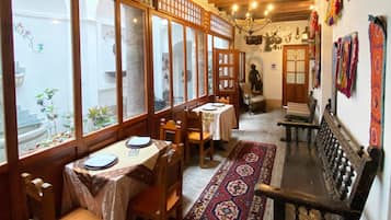 Café da manhã com buffet grátis todos os dias