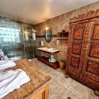 Quarto Triplo Deluxe, vista para a colina | Casa de banho | Produtos de higiene exclusivos, um secador de cabelo, roupões, chinelos 