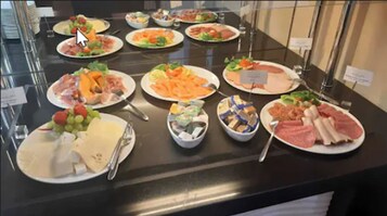 Café da manhã com buffet todos os dias mediante uma taxa