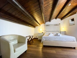 Quarto Económico | Minibar, cofre no quarto, secretária, quartos insonorizados 