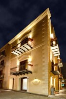 Fachada do alojamento (tarde/noite)