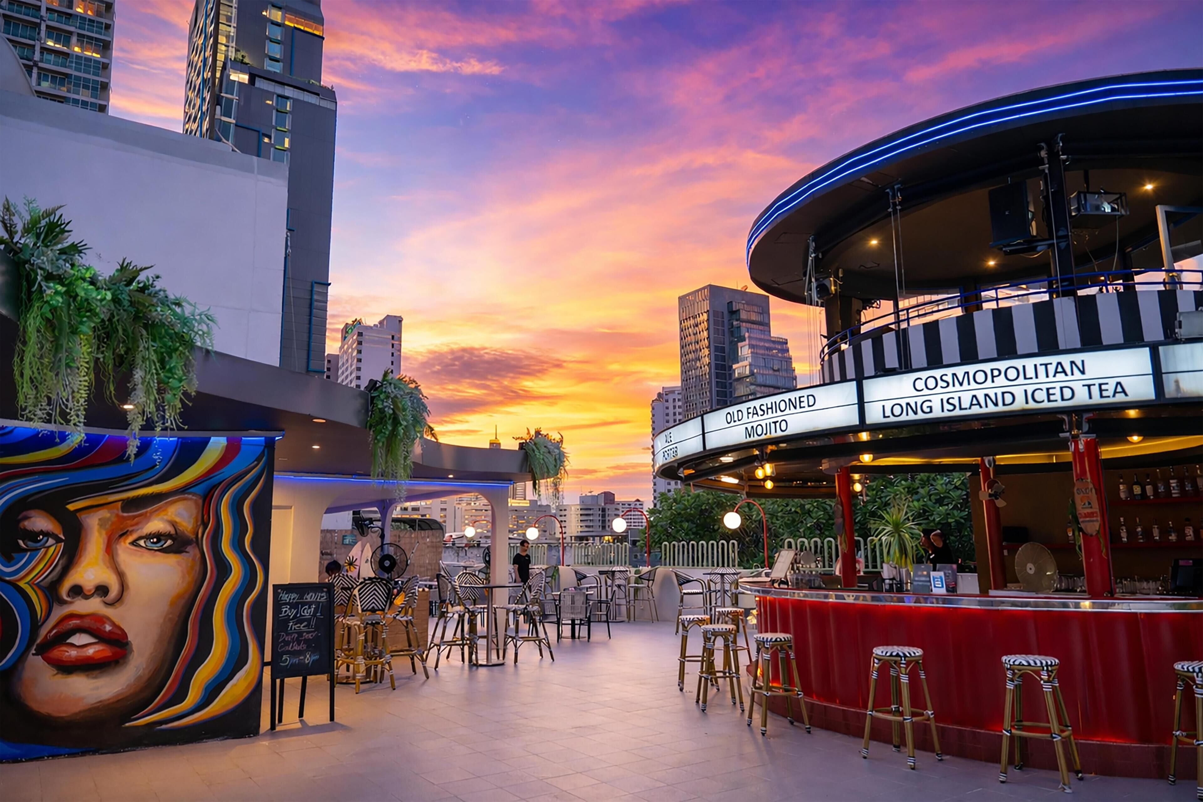 2 bares/lounges, saguão/lounge, bar na cobertura