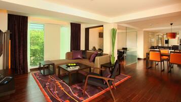 Roupa de alta qualidade, minibar, cofre no quarto, secretária