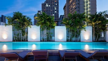 Piscina exterior, da(s) 7:00 à(s) 19:00, guarda-sóis, espreguiçadeiras