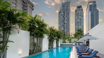 Piscina externa, funciona das 7h às 19h, guarda-sóis, espreguiçadeiras