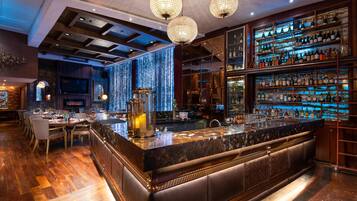 2 restaurantes, com serviço de café da manhã e almoço; culinária indiana