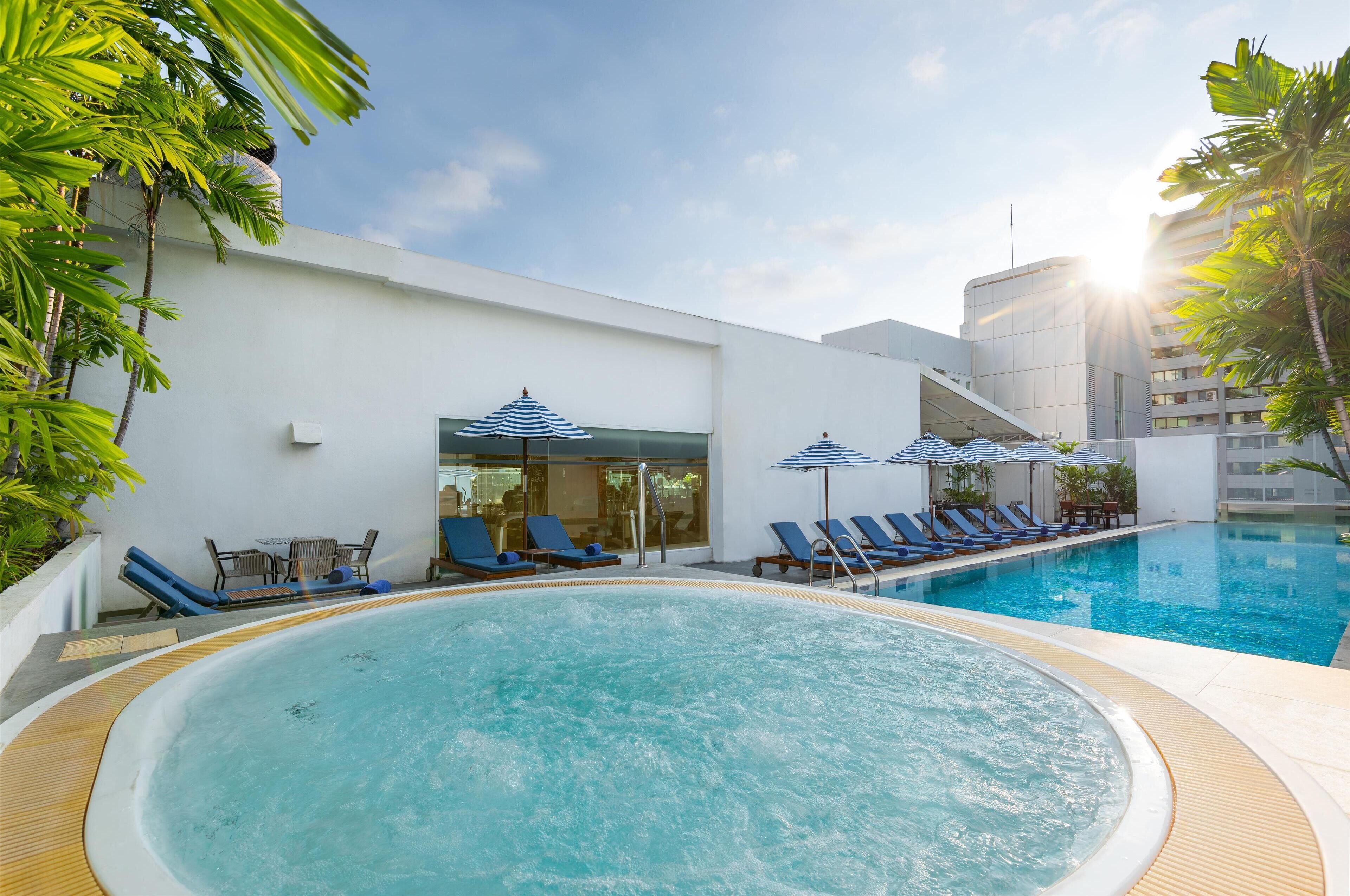 Piscina exterior, da(s) 7:00 à(s) 19:00, guarda-sóis, espreguiçadeiras 