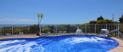 Piscina externa sazonal, guarda-sóis, espreguiçadeiras