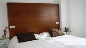 Quarto Duplo Standard | Edredões de penas, camas de colchão Select Comfort, minibar 