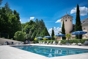 Piscina exterior sazonal, guarda-sóis, espreguiçadeiras 