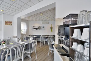 Pequeno-almoço tipo buffet diário (16 EUR por pessoa) 