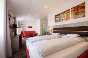 Quarto Duplo Comfort | Roupa de alta qualidade, minibar, cofre no quarto, secretária 