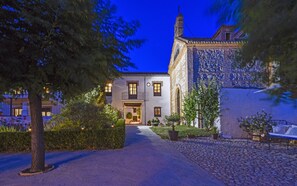 Fachada da propriedade à noite