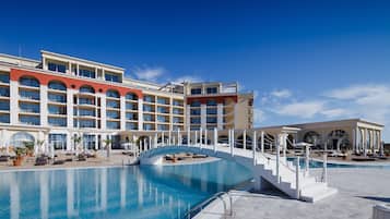 Piscina interior, piscina exterior sazonal, toldos gratuitos