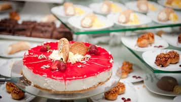 4 restaurantes, pequenos-almoços servidos, cozinha internacional