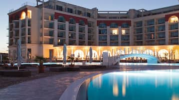 Fachada do alojamento (tarde/noite)