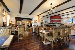 Café da manhã com buffet diário (EUR 6 por pessoa) 