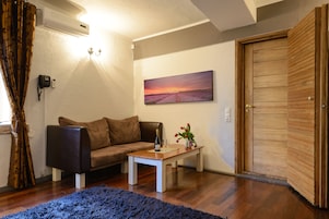 Deluxe Family Room | Sala de estar | TV de ecrã plano 
