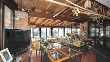 Café da manhã com buffet grátis todos os dias