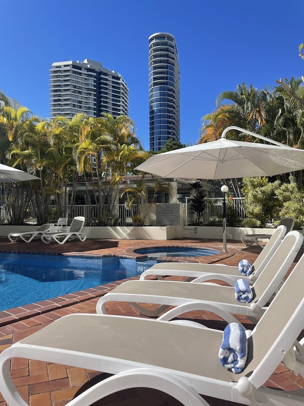 Crest Apartments - Surfers Paradise