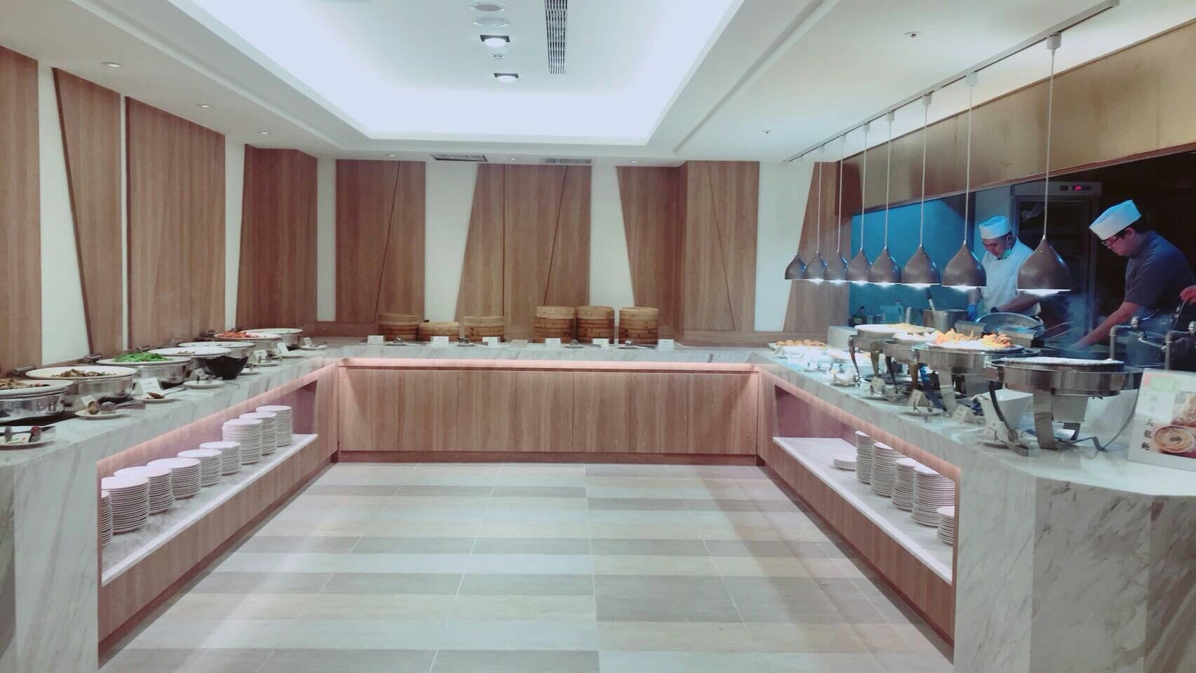 Café da manhã completo grátis todos os dias