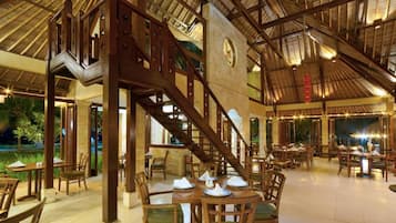 3 restaurantes, pequenos-almoços servidos