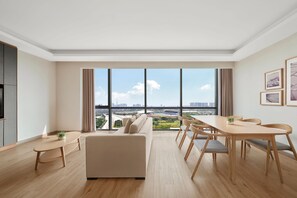 Apartamento, 3 quartos, vista para a cidade | Roupas de cama antialérgicas, frigobar, cofres nos quartos, escrivaninha