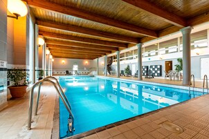 Piscina interior, espreguiçadeiras 