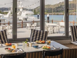 Café da manhã com buffet todos os dias (AUD 38.00 por pessoa) 